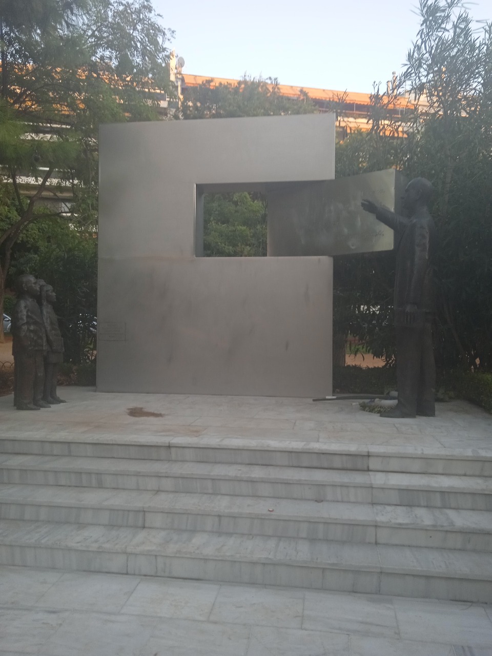 Μνημείο των τελευταίων δεκαετιών στην Μιχαλακοπούλου. Ο Δ. Σολωμός ...