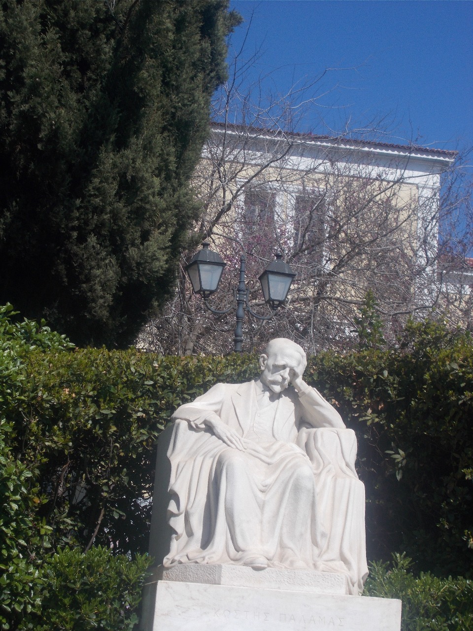 Αισχος! Το άγαλμα του εθνικού ποιητή των Ελλήνων Κωστή Παλαμά, στο ...
